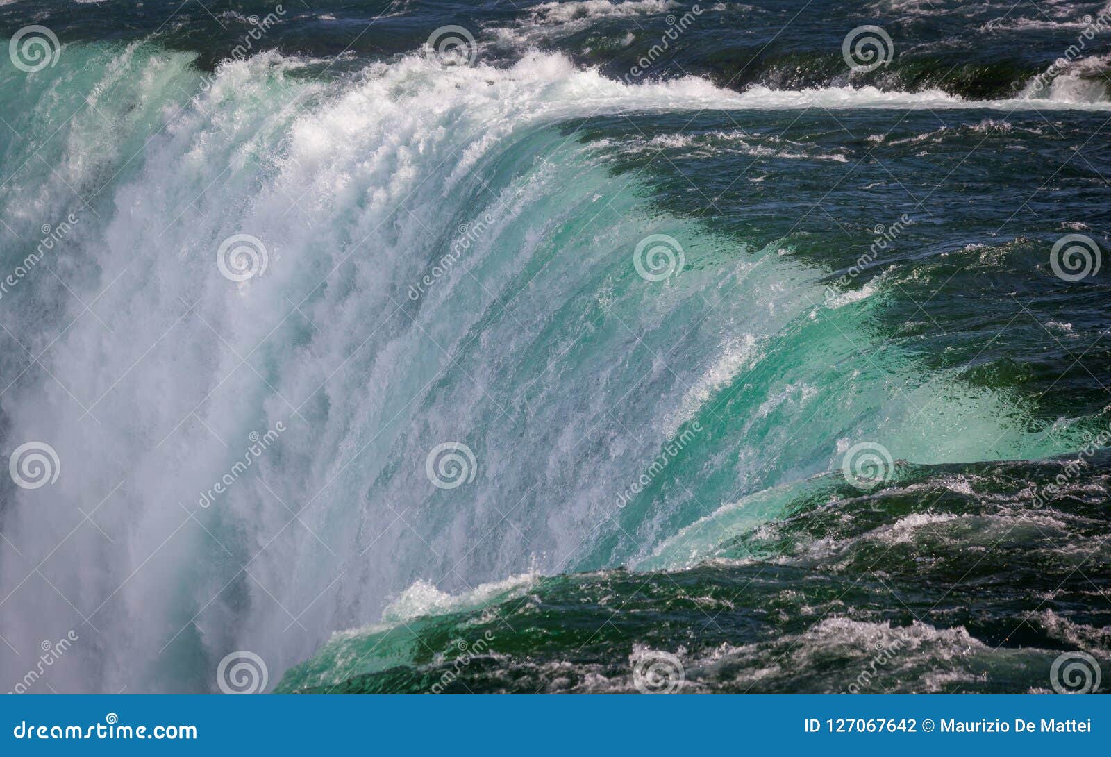 Agua Que Acomete Sobre Niagara Falls Foto de archivo - Imagen de ...