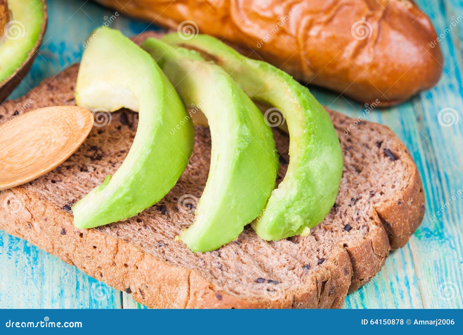 Aguacate Cortado En El Pan De La Tostada Foto de archivo - Imagen de ...