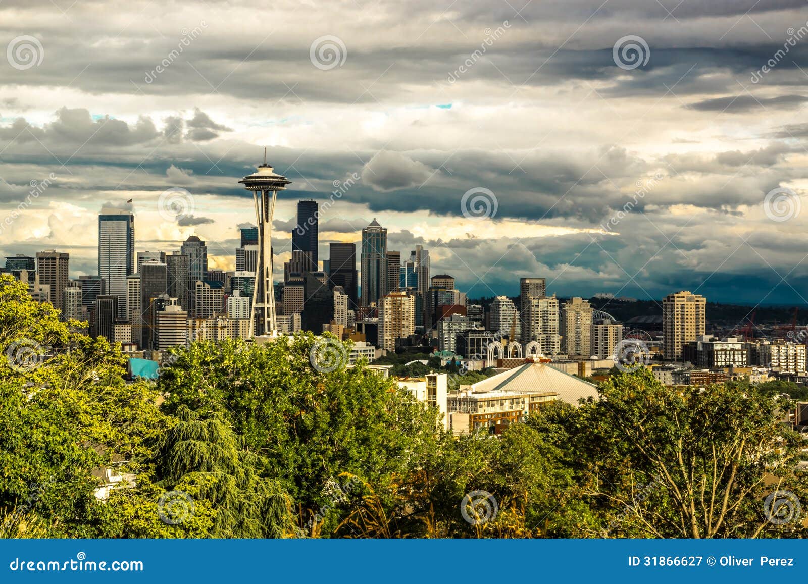 Aguja Nublada Del Espacio De Seattle Fotografía editorial - Imagen de ...
