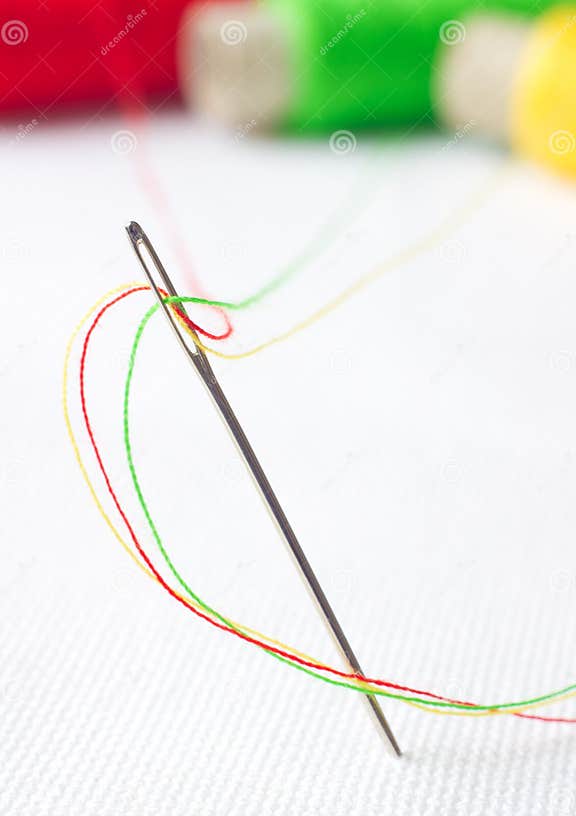 Agulha com linhas imagem de stock. Imagem de ferramenta - 30491449