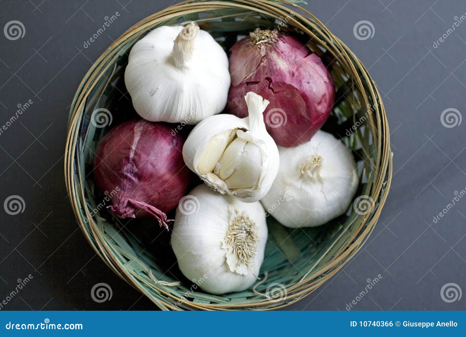 Ail et oignon photo stock. Image du cuisinier, légumes - 10740366