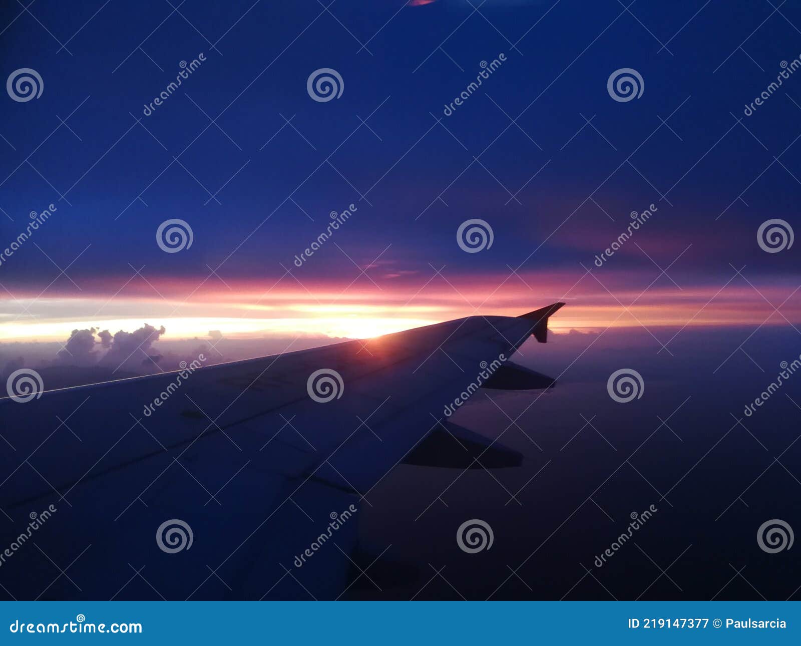 Aile droite de l'avion image stock. Image du sunset - 219147377