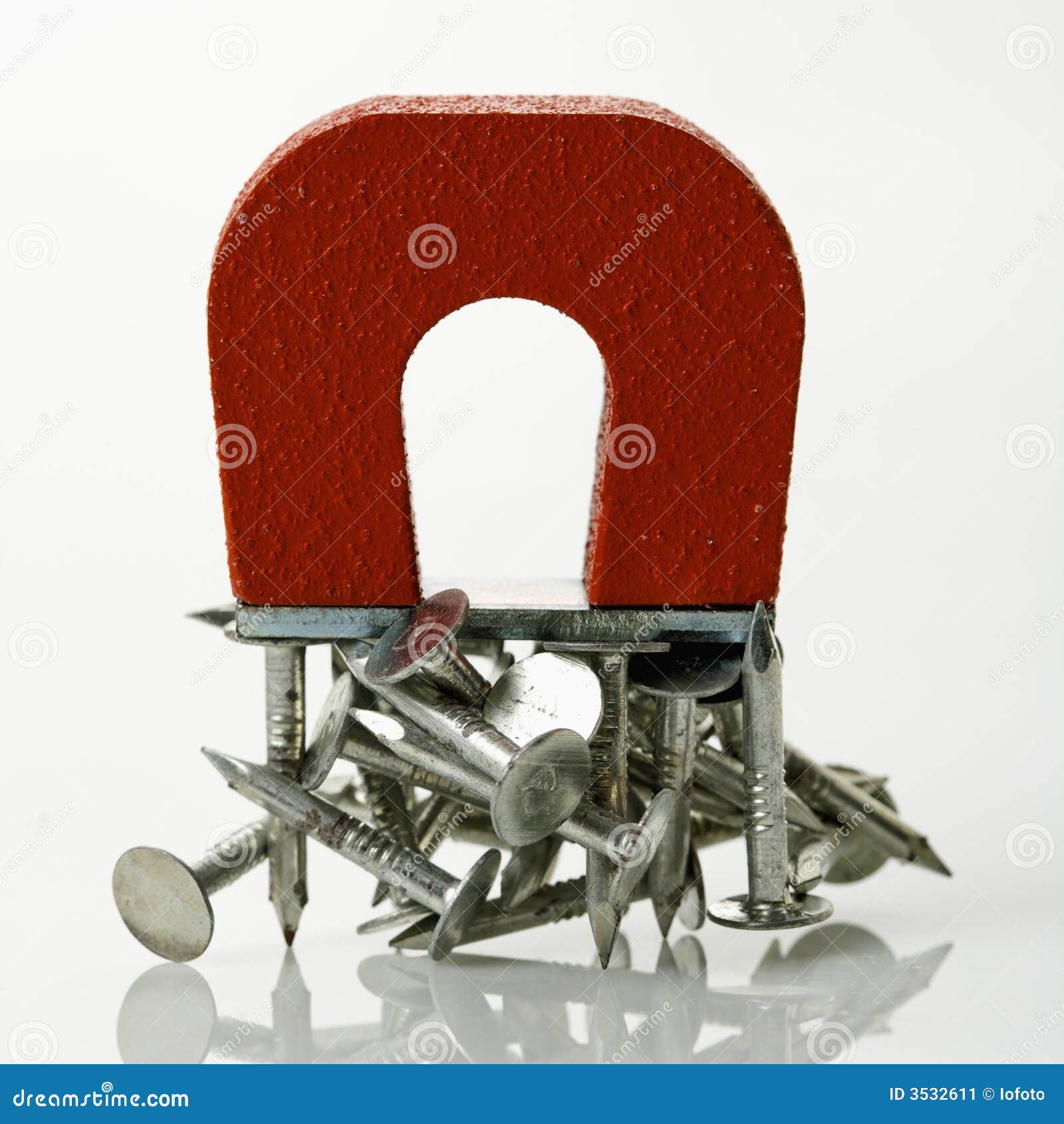 Aimant avec des clous. image stock. Image du isolement - 3532611