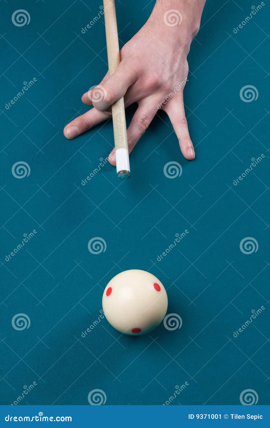 Aiming cue ball -vertical stock image. Image of table - 9371001
