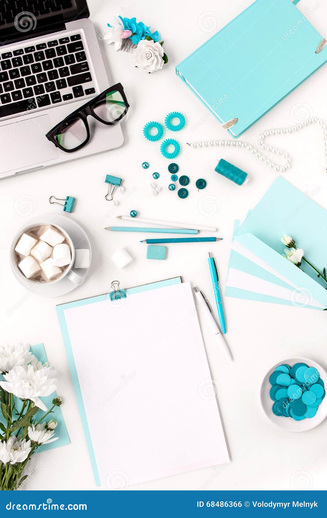 Ainda Vida Da Mulher Da Forma, Objetos Azuis No Branco Foto de Stock ...