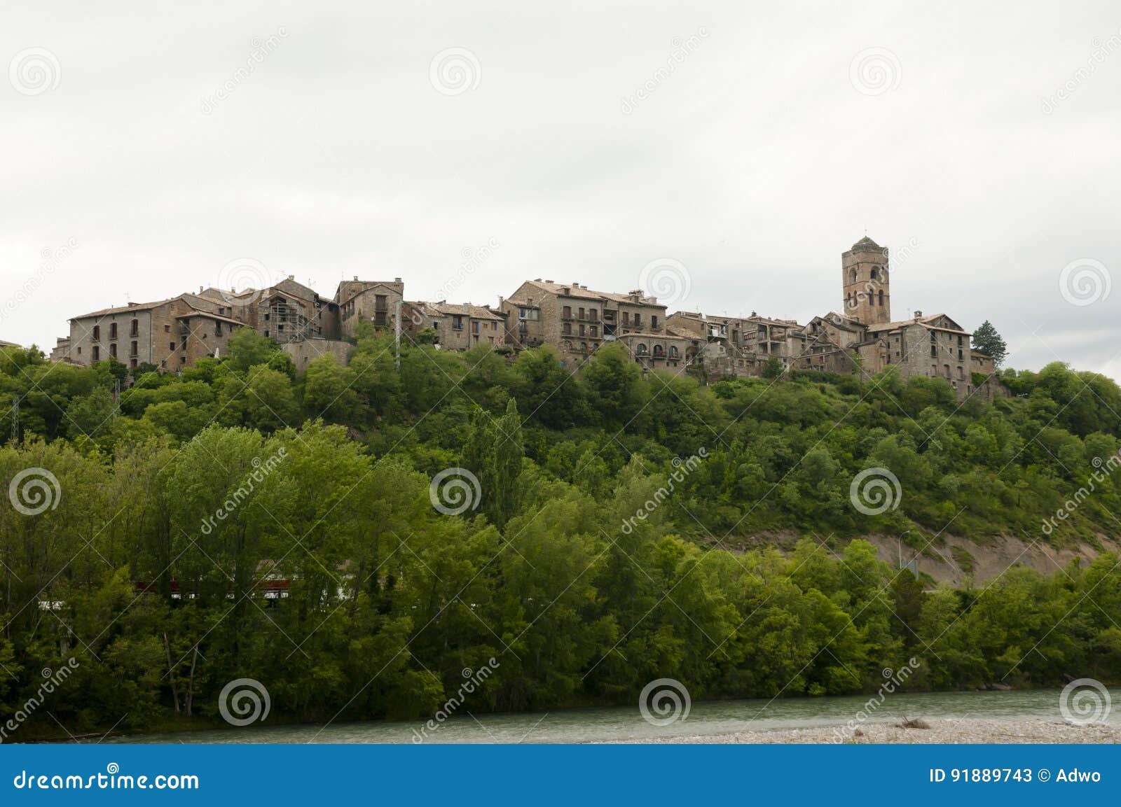 Ainsa - Spanien stockbild. Bild von piazza, wolken, gemeinde - 91889743