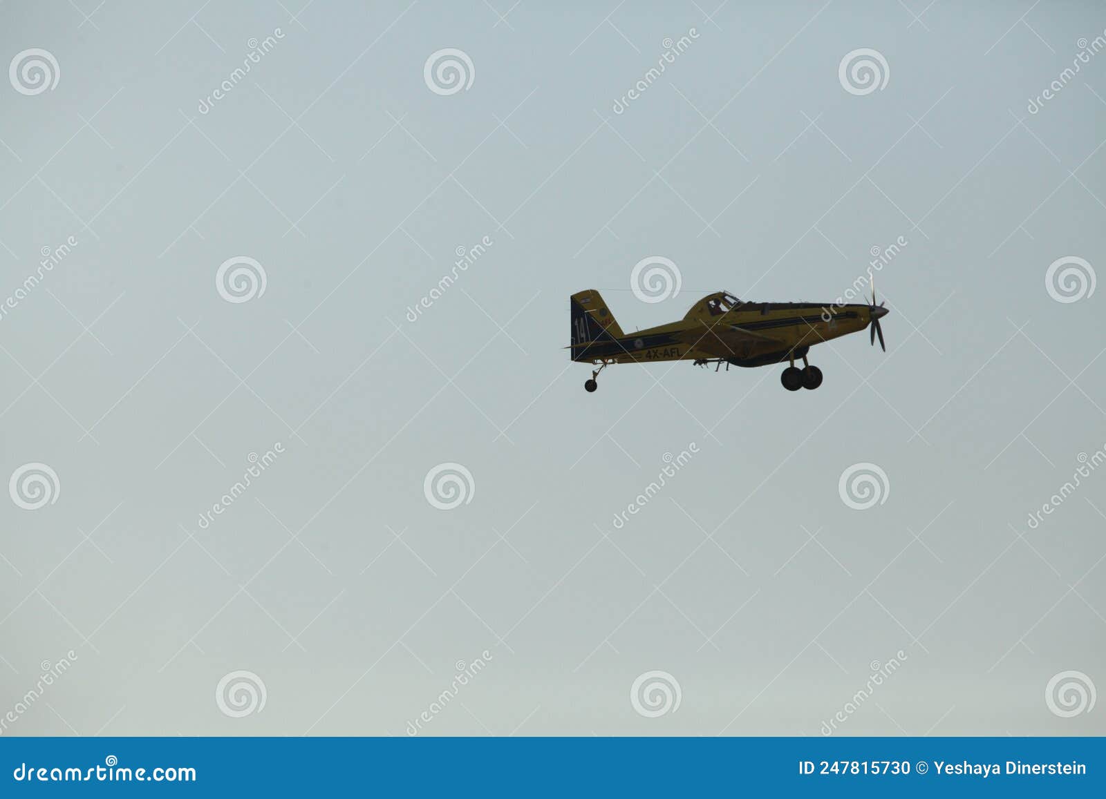 Air Tractor at-802 Fire Fighting Aircraft Extinguishing a Fire ...