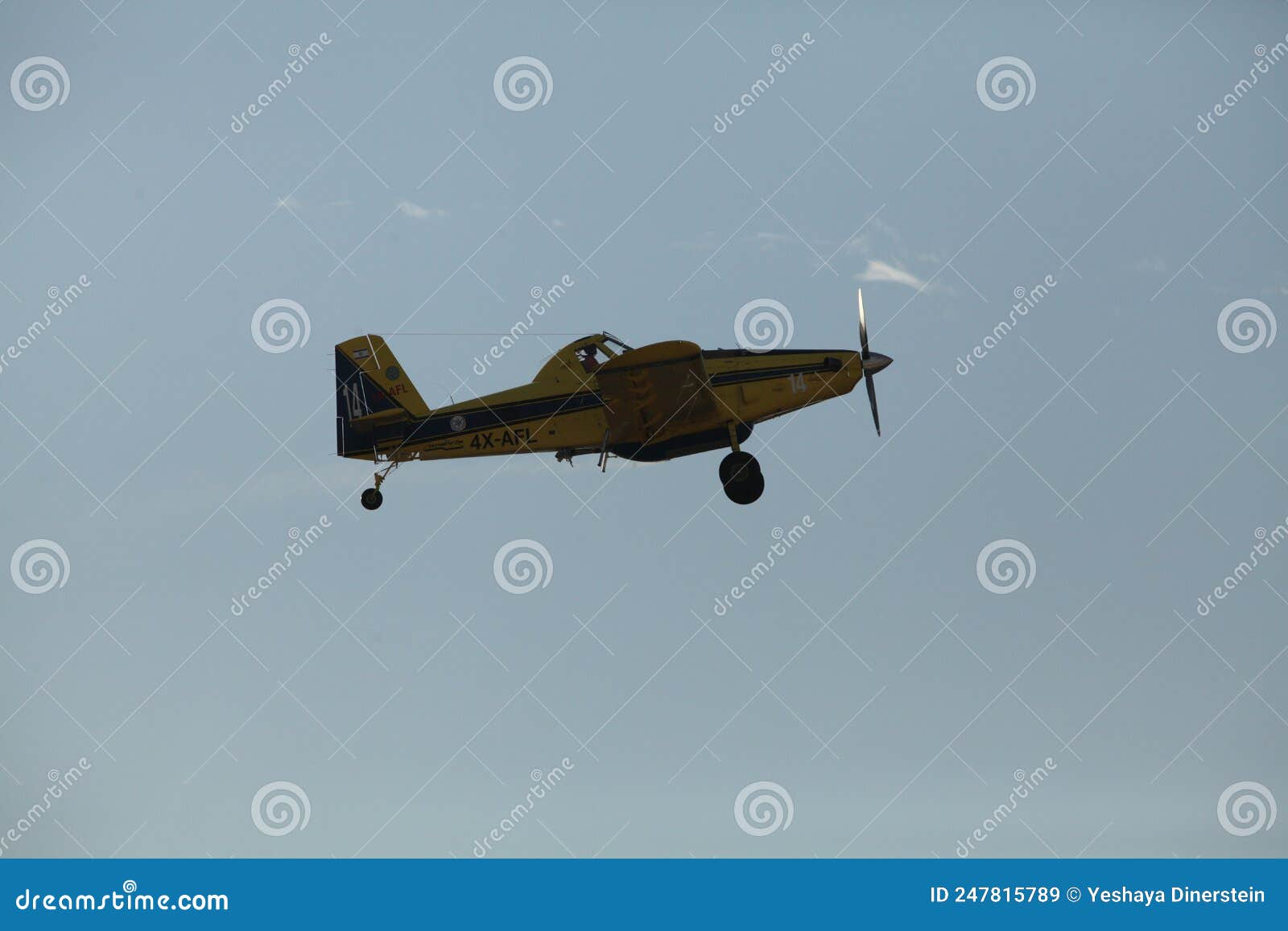 Air Tractor at-802 Fire Fighting Aircraft Extinguishing a Fire ...