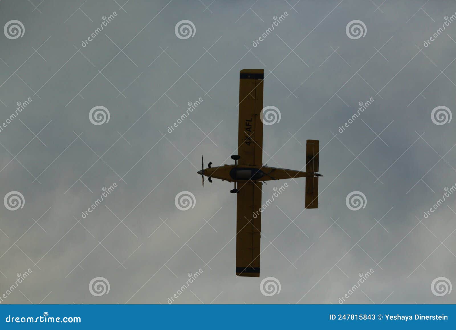 Air Tractor at-802 Fire Fighting Aircraft Extinguishing a Fire ...
