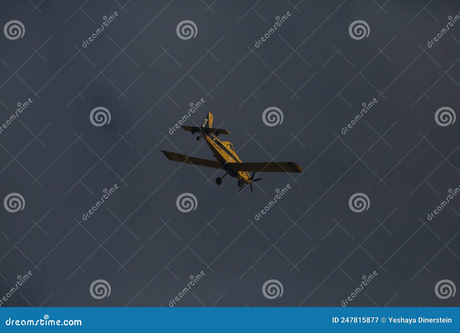 Air Tractor at-802 Fire Fighting Aircraft Extinguishing a Fire ...