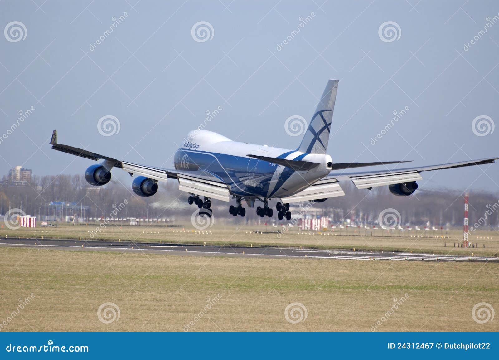 Airbridge Boeing 747 Landing Editorial Photography - Image of airplane ...