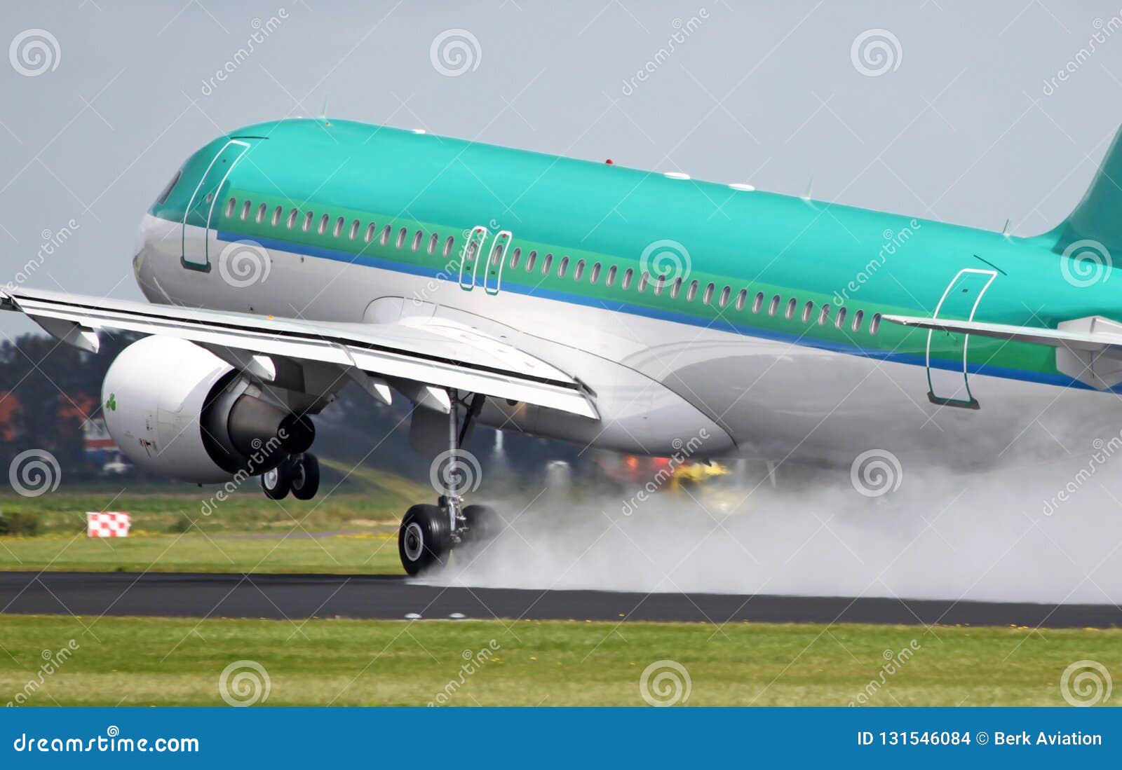 Airbus Che Decolla Sulla Pista Bagnata Fotografia Stock - Immagine di ...