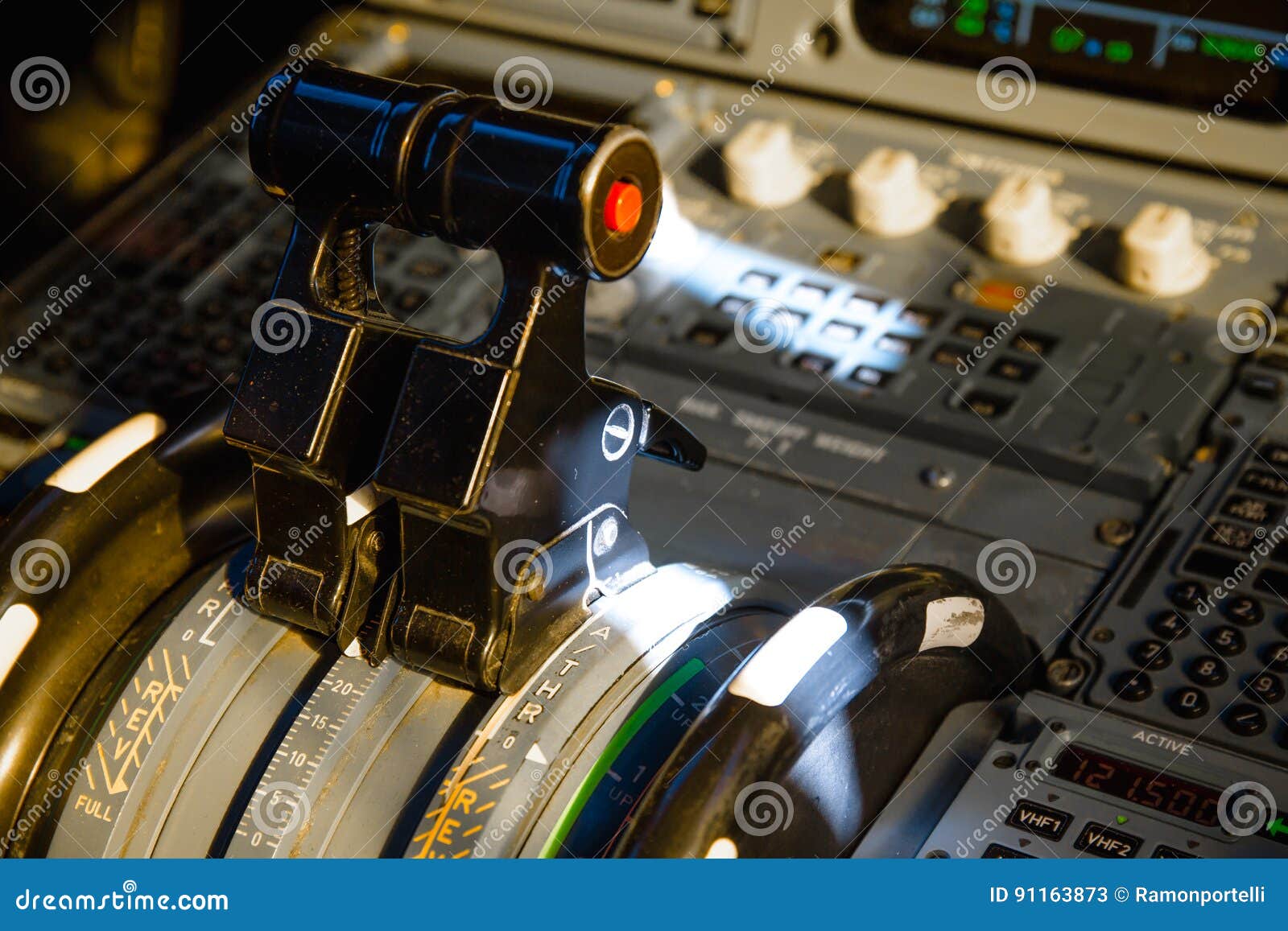 Airbus A320 thrust levers stock image. Image of cockpit - 91163873
