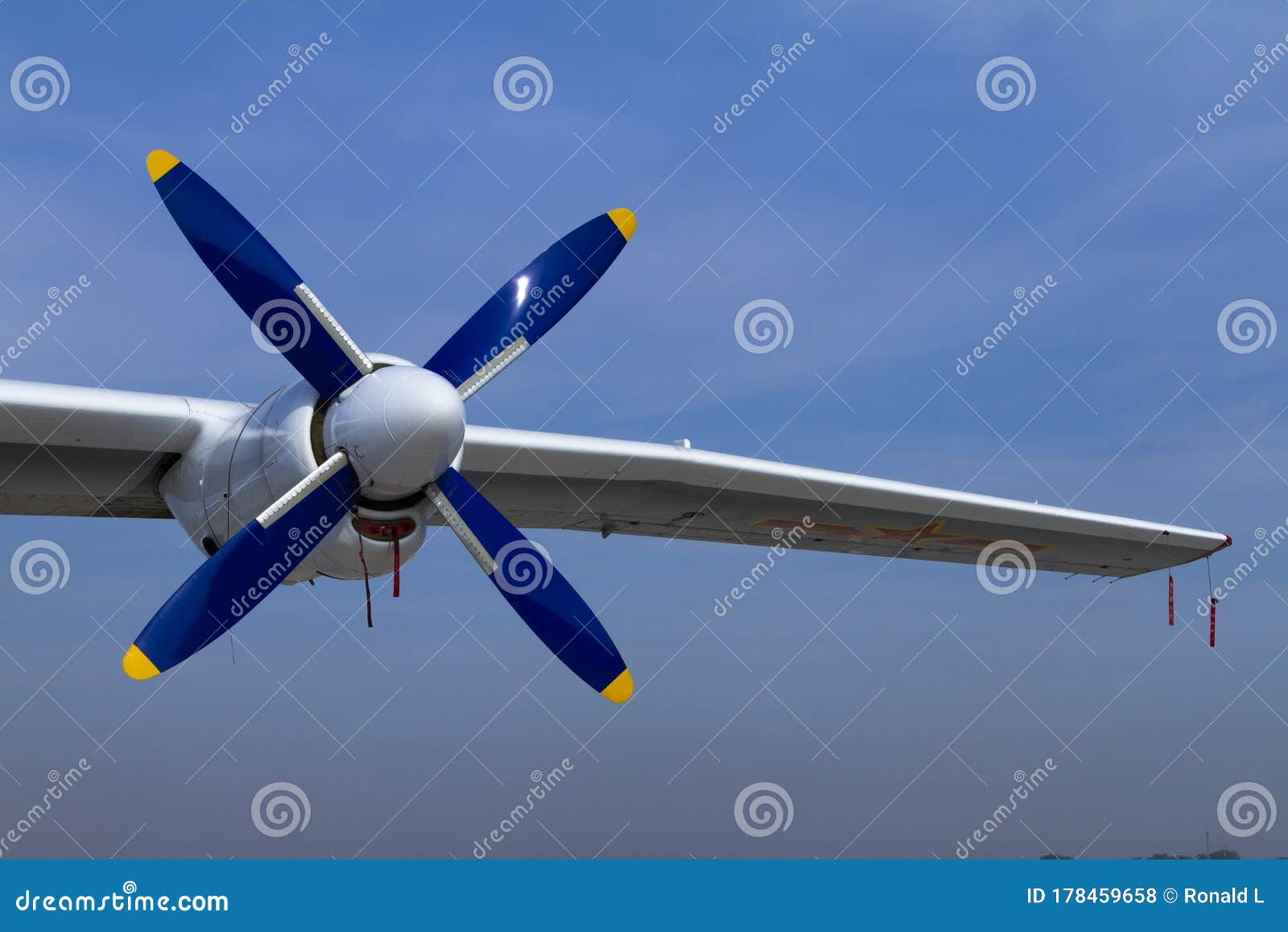 Aircraft Engine Mount on the Wing Stock Photo - Image of fell, fresh ...