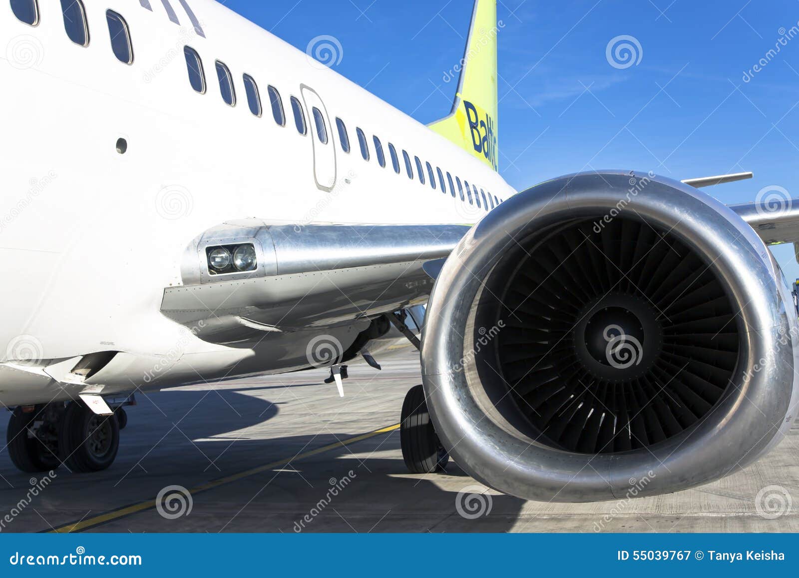 Aircraft Engine on Passenger Plane Editorial Photography - Image of ...