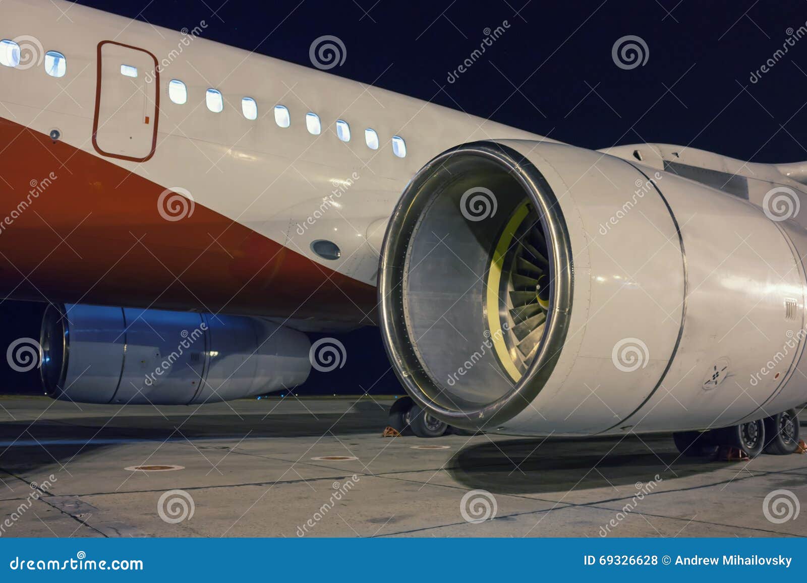 Aircraft Engines in the Night Stock Photo - Image of plane, runway ...