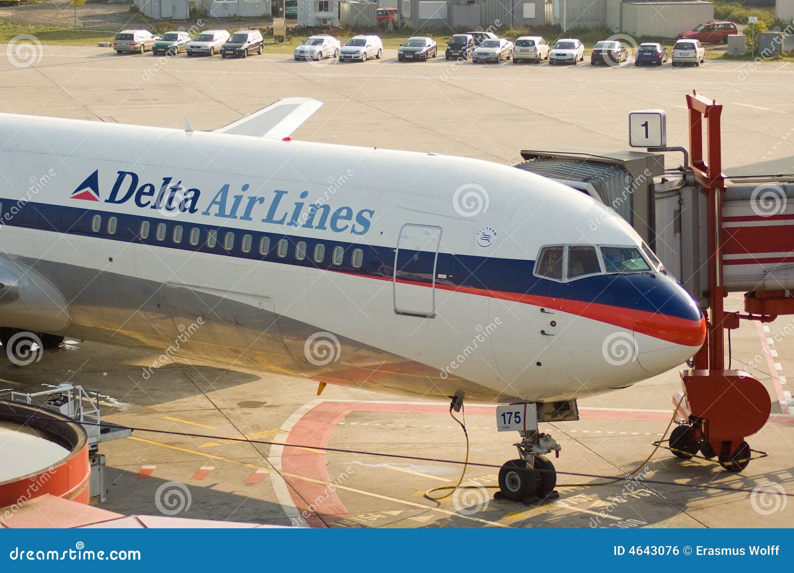 Aircraft at gate editorial photo. Image of traffic, airport - 4643076