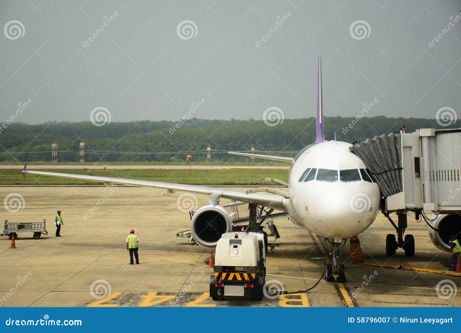 Aircraft at Gate Ground Service Stock Image - Image of gate, dock: 58796007