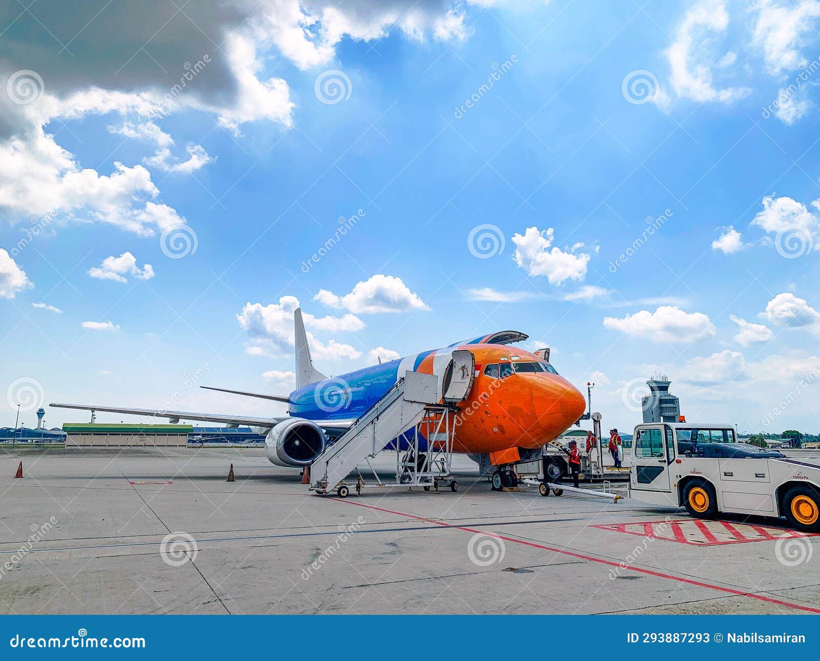 Aircraft Ground Handling Service Editorial Stock Photo - Image of ...