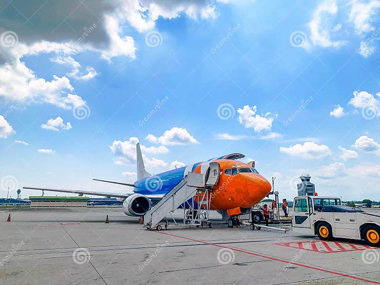 Aircraft Ground Handling Service Editorial Stock Photo - Image of ...