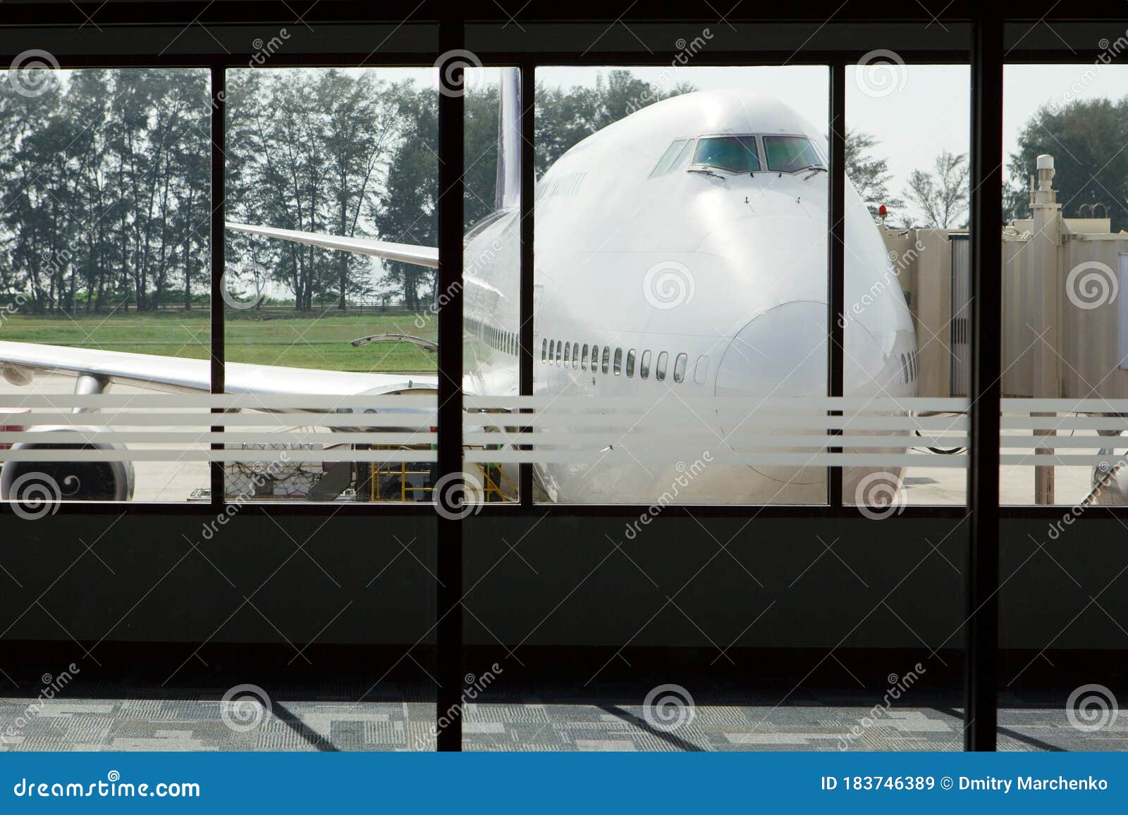 Aircraft Ready for Loading Passengers through .boarding Bridge Stock ...