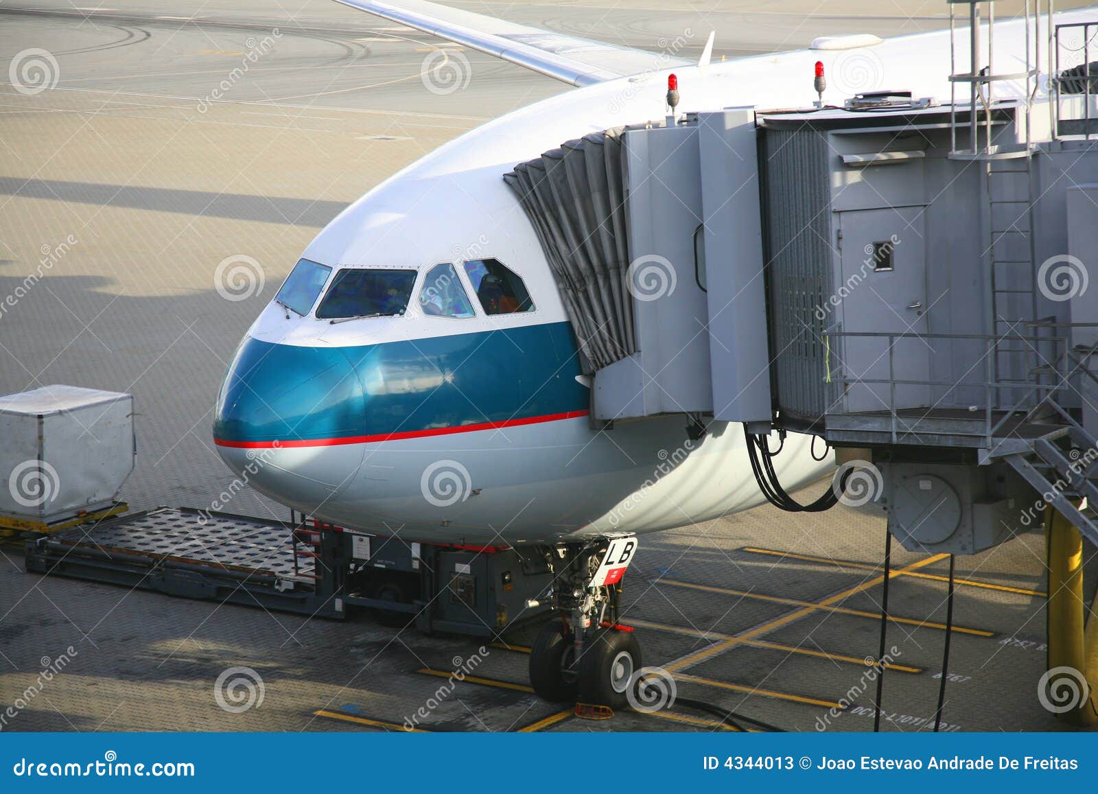 Aircraft Unloading Picture. Image: 4344013