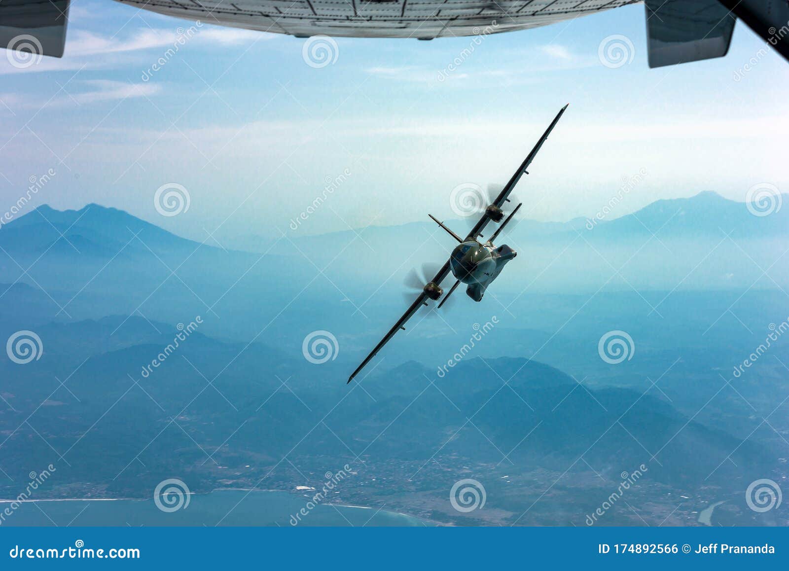 The Airlifter Maneuver Style Stock Photo - Image of profiles, c295m ...