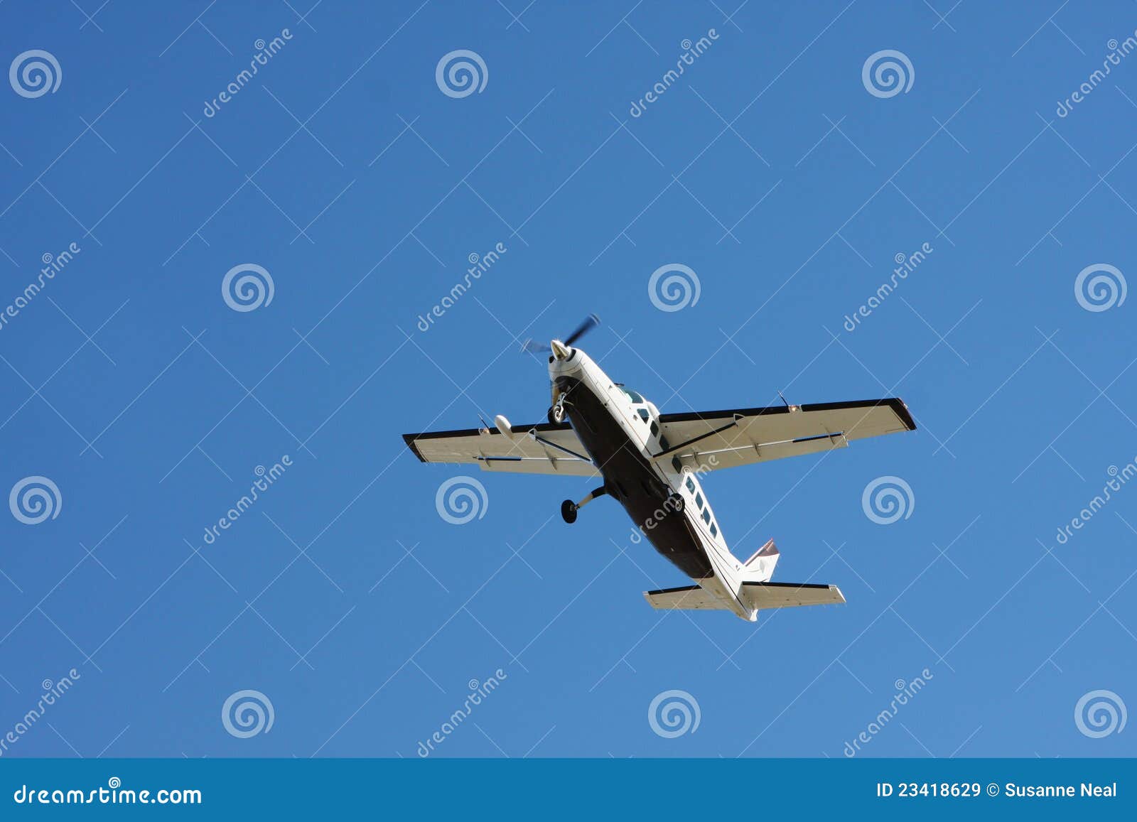 Airplane belly in blue sky stock image. Image of plane - 23418629