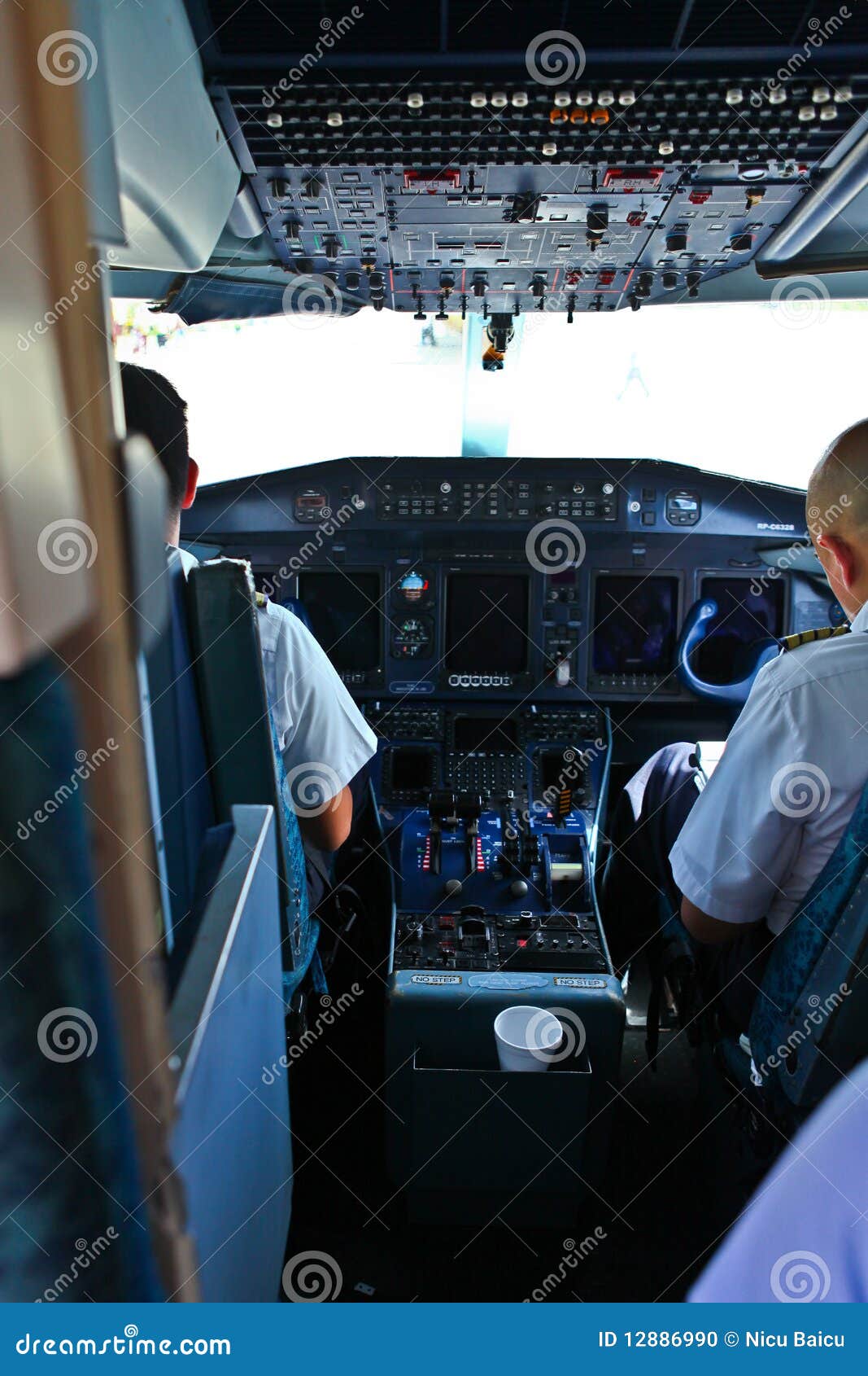 Airplane cockpit editorial image. Image of crew, horizon - 12886990