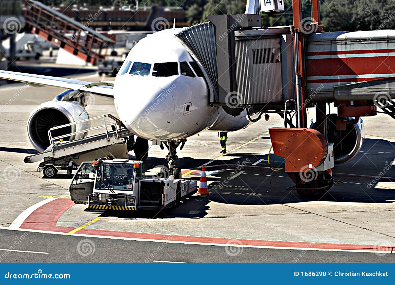 Airplane dispatching stock photo. Image of freighter, airliner - 1686290