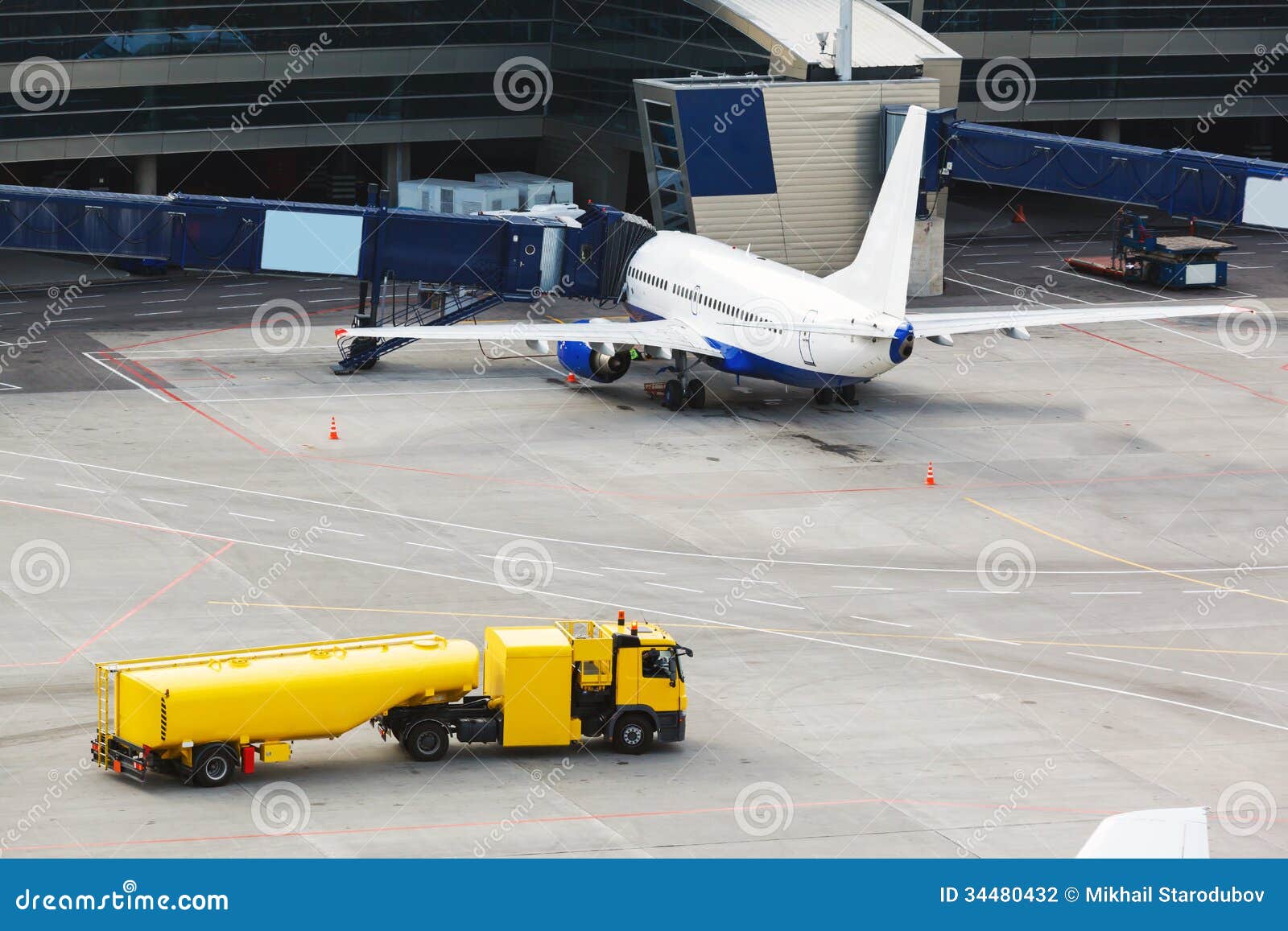 Airplane at gate stock photo. Image of gate, airliner - 34480432