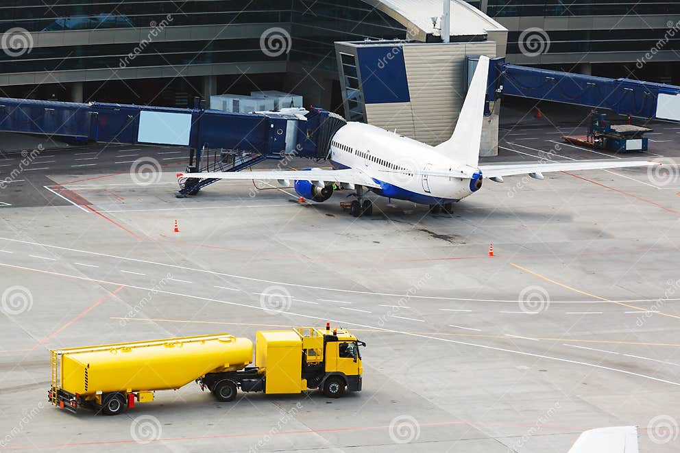 Airplane at gate stock photo. Image of gate, airliner - 34480432