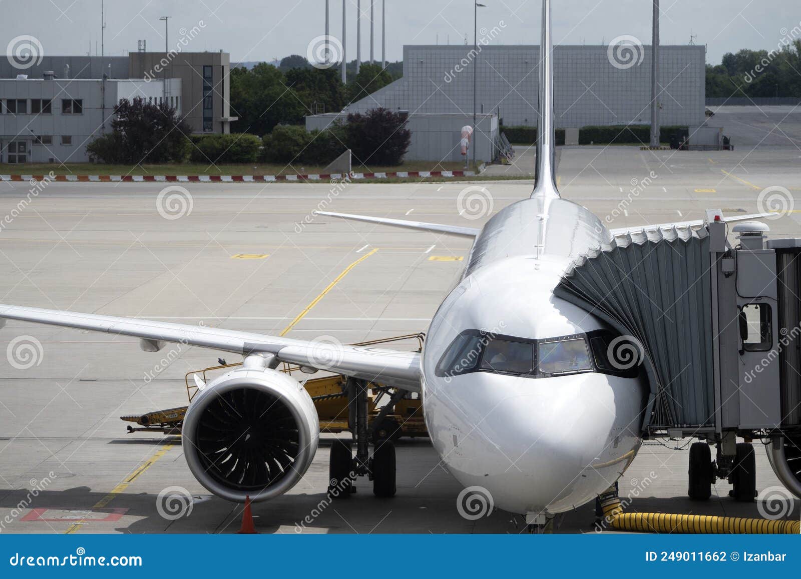 Airplane at the Gate Preparing To Take Off Editorial Photography ...