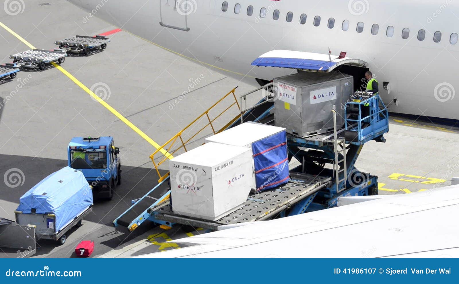 Airplane loading stock video. Video of unloading, commercial - 41986107