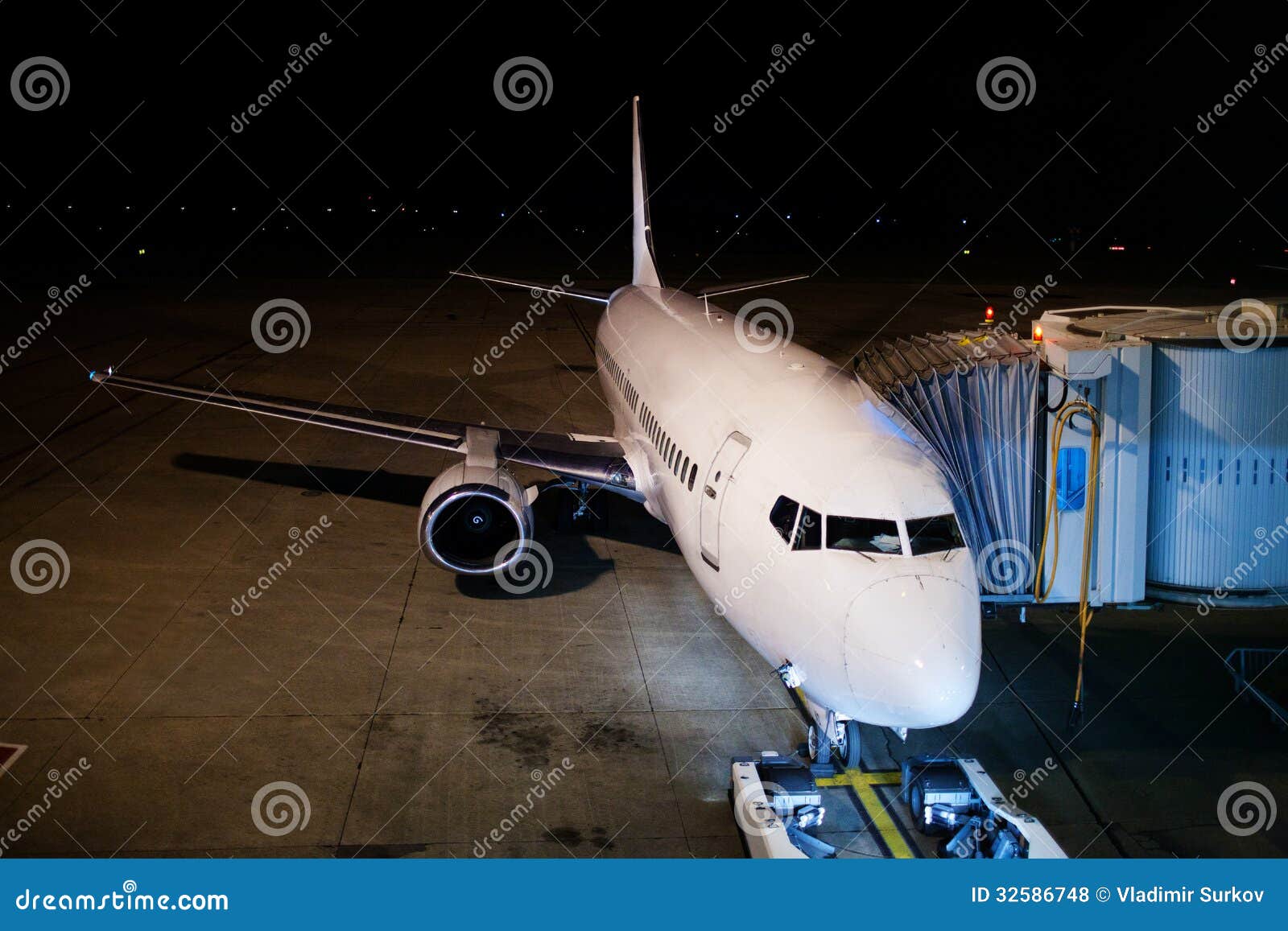 Airplane at night stock photo. Image of runway, emplanement - 32586748