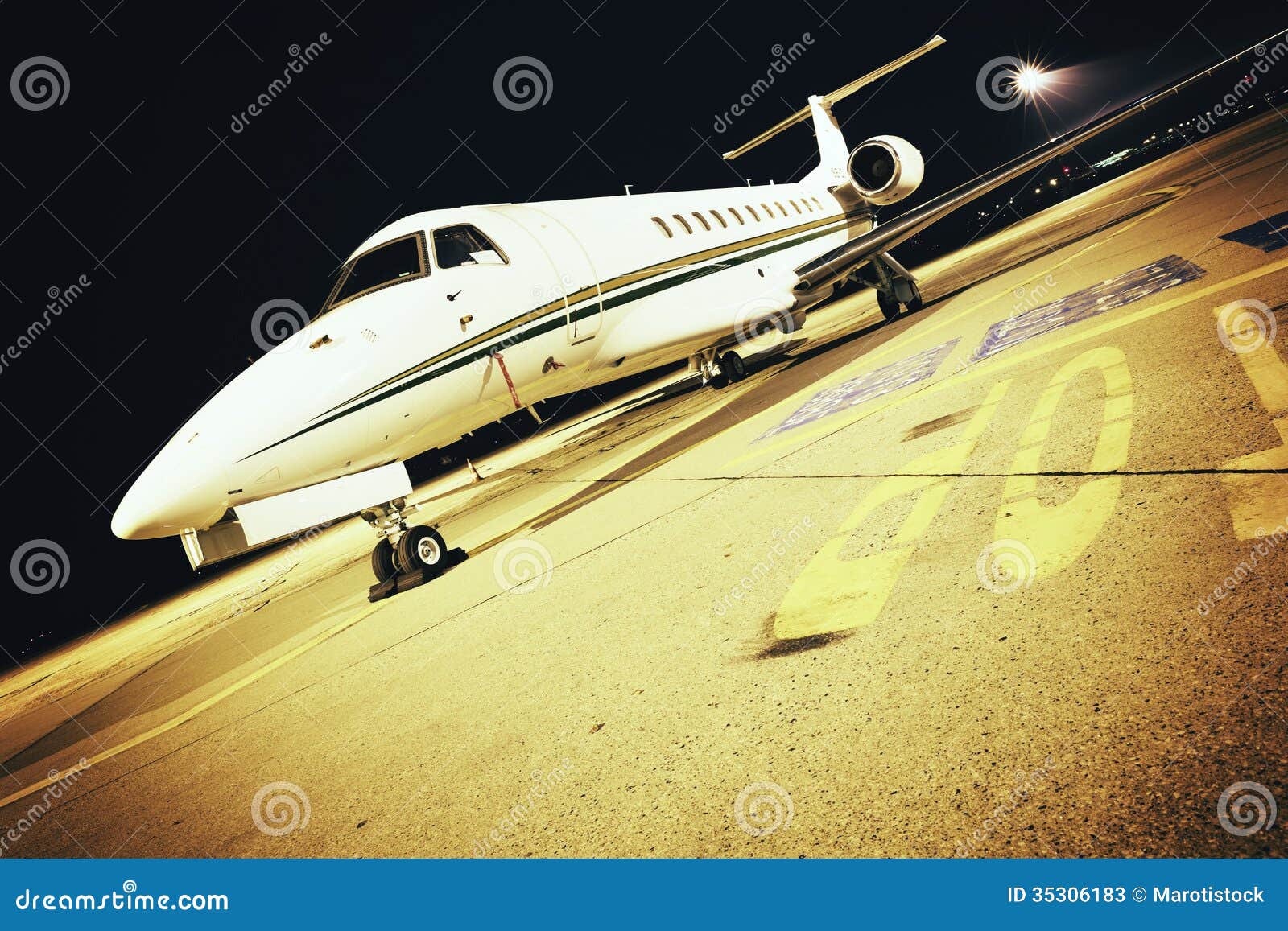 Airplane night light stock image. Image of plane, turbine - 35306183