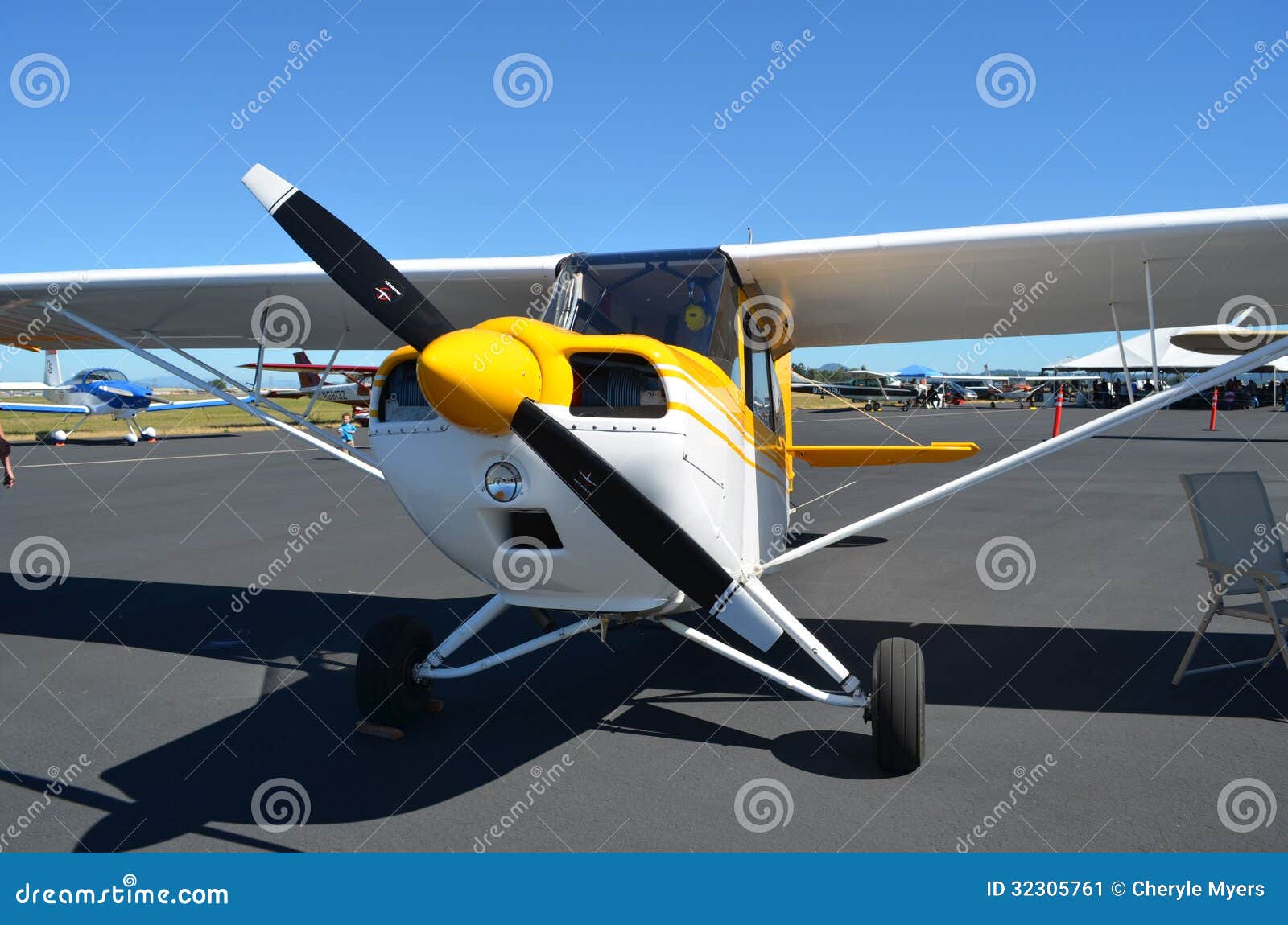 Airplane editorial photo. Image of airplane, airfield - 32305761