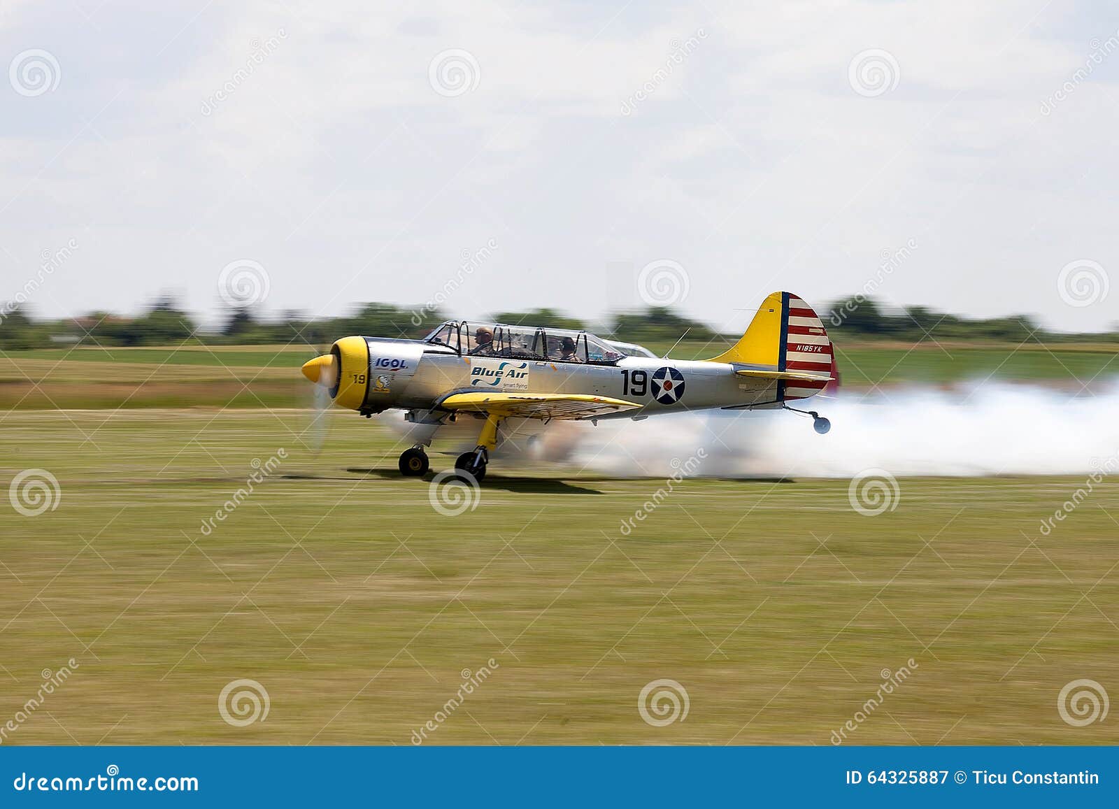 Airplane taking off editorial photography. Image of speed - 64325887