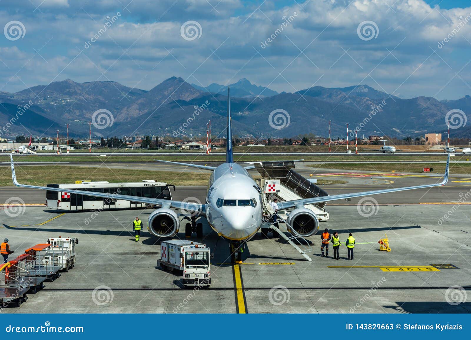 Airplane at the Terminal Gate Ready for Takeoff Editorial Stock Photo ...