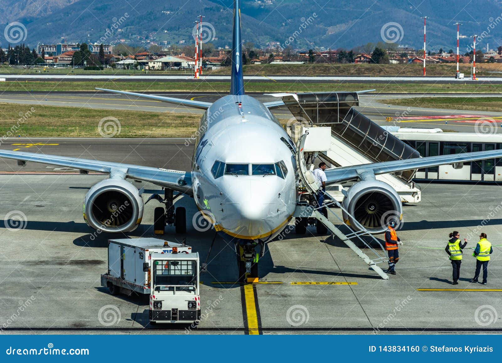Airplane at the Terminal Gate Ready for Takeoff Editorial Image - Image ...