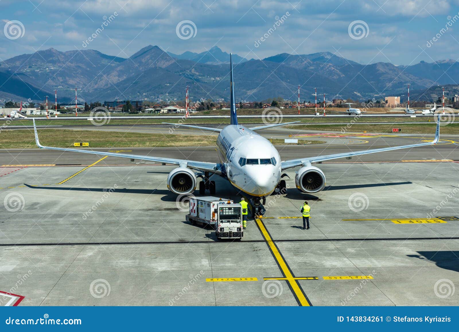 Airplane at the Terminal Gate Ready for Takeoff Editorial Photo - Image ...