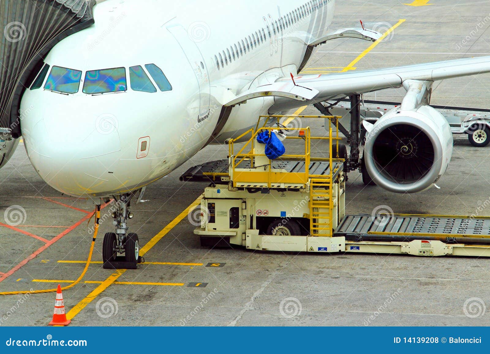 571 Airport Loader Photos - Free & Royalty-Free Stock Photos from ...