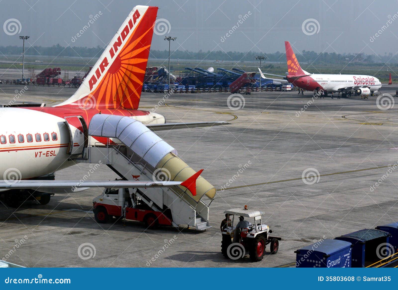 Airport Plane Loading editorial stock photo. Image of aeroplane - 35803608