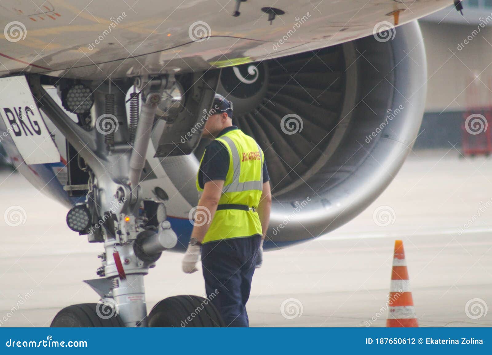 Airport Workers Check the Plane before Takeoff Editorial Photography ...