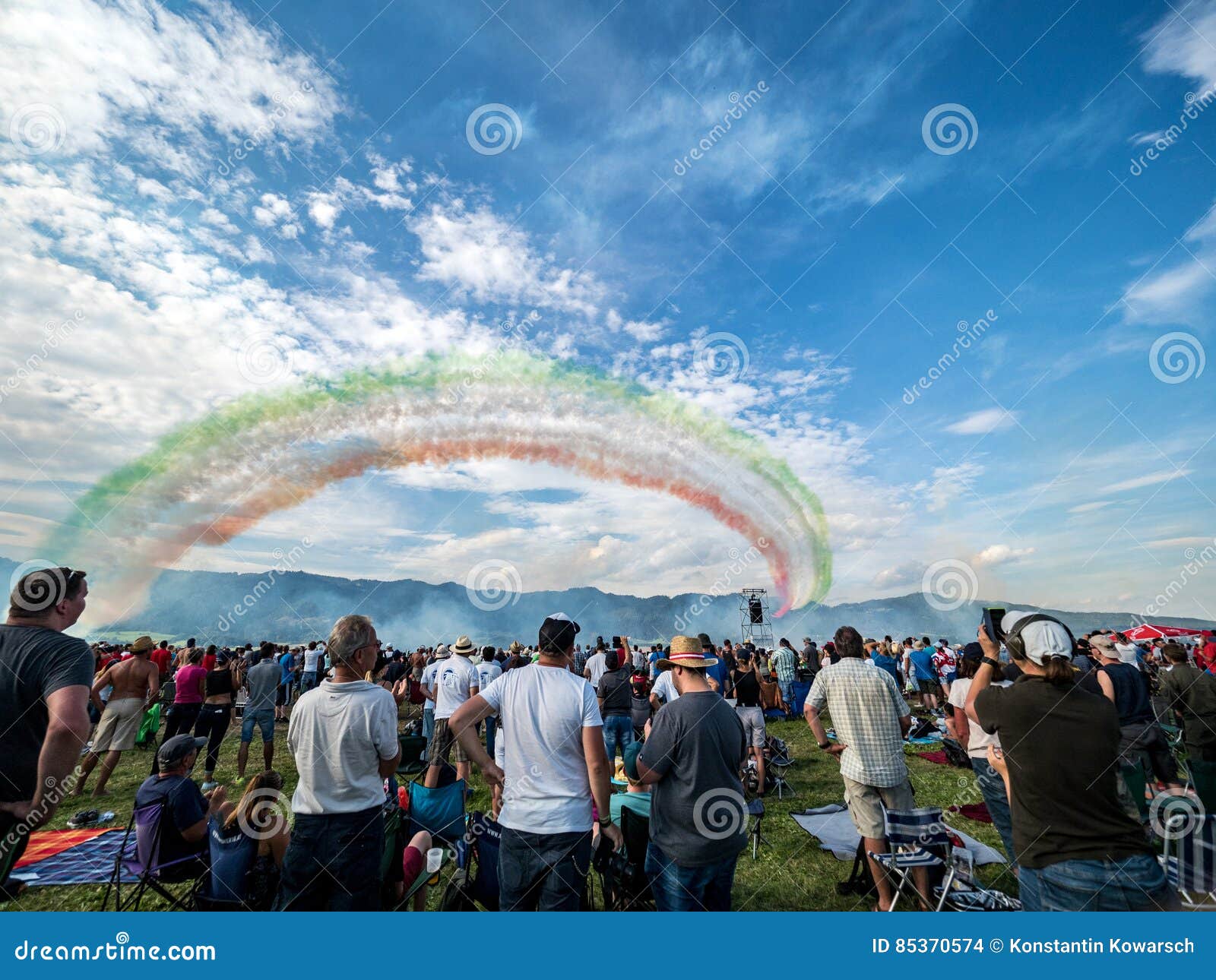 Airshow Crowd editorial stock image. Image of frecce - 85370574