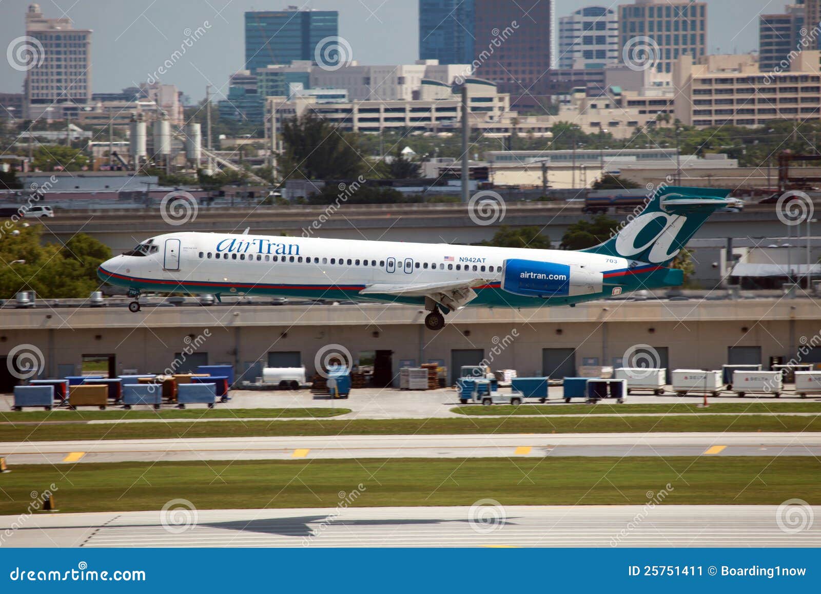 AirTran Boeing 717 editorial photo. Image of approach - 25751411