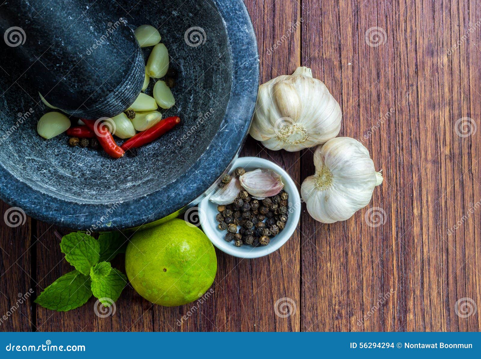 Ajo Con La Maja Y El Mortero Foto de archivo - Imagen de culinario ...