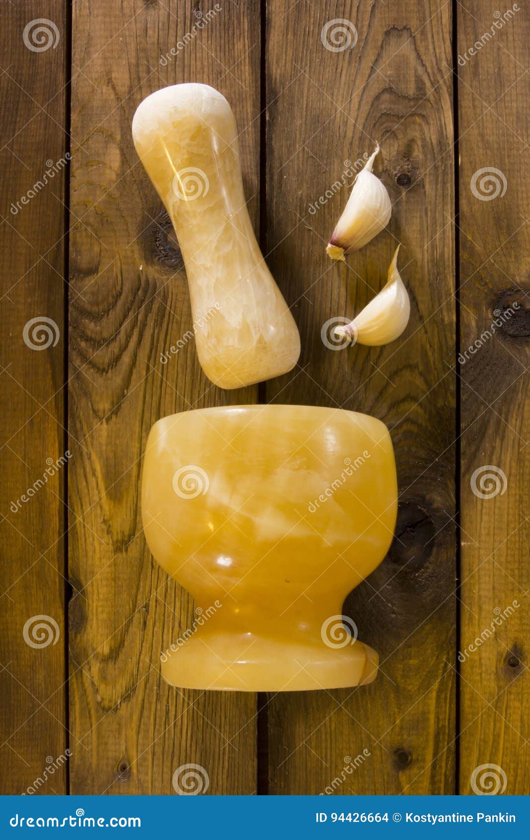 Ajo en mortero y maja foto de archivo. Imagen de primer - 94426664