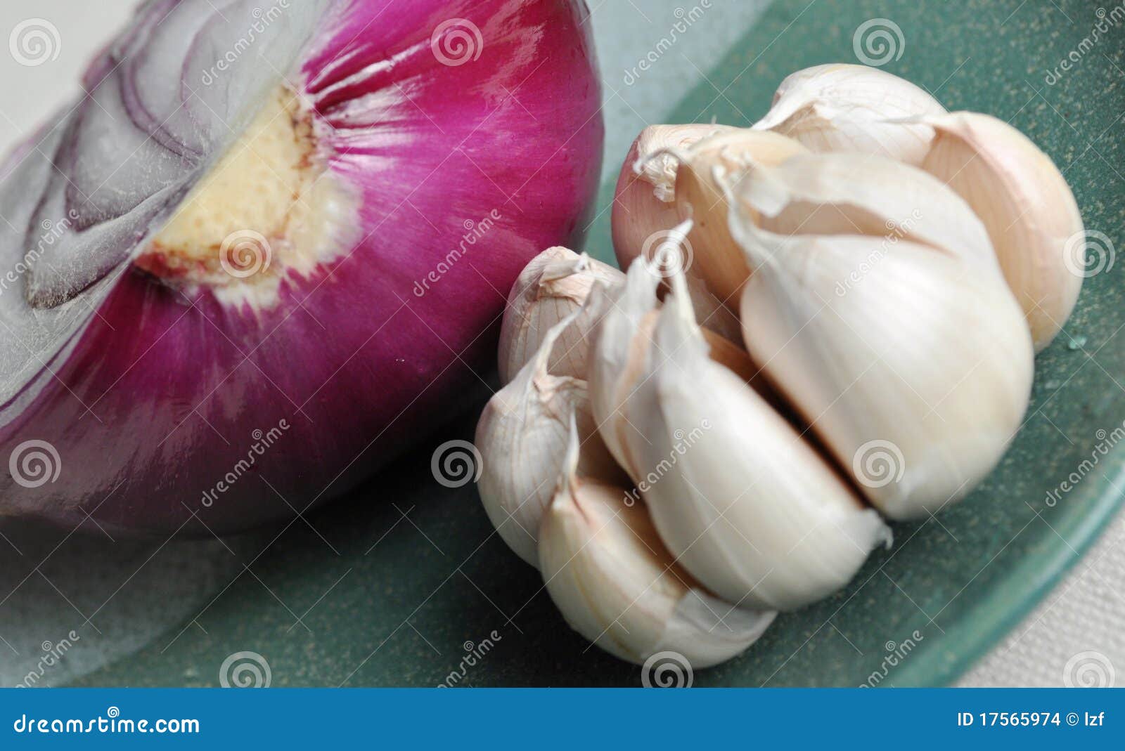 Ajo y cebolla sin procesar foto de archivo. Imagen de medio - 17565974