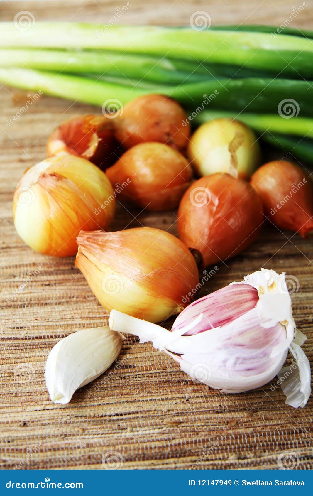Ajo y cebollas imagen de archivo. Imagen de brillante - 12147949